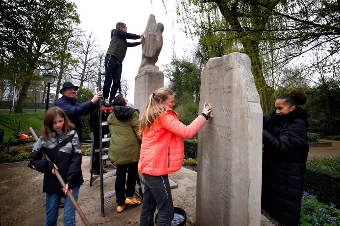 Oorlogsmonument Leerdam staat er weer piekfijn bij dankzij leerlingen ...