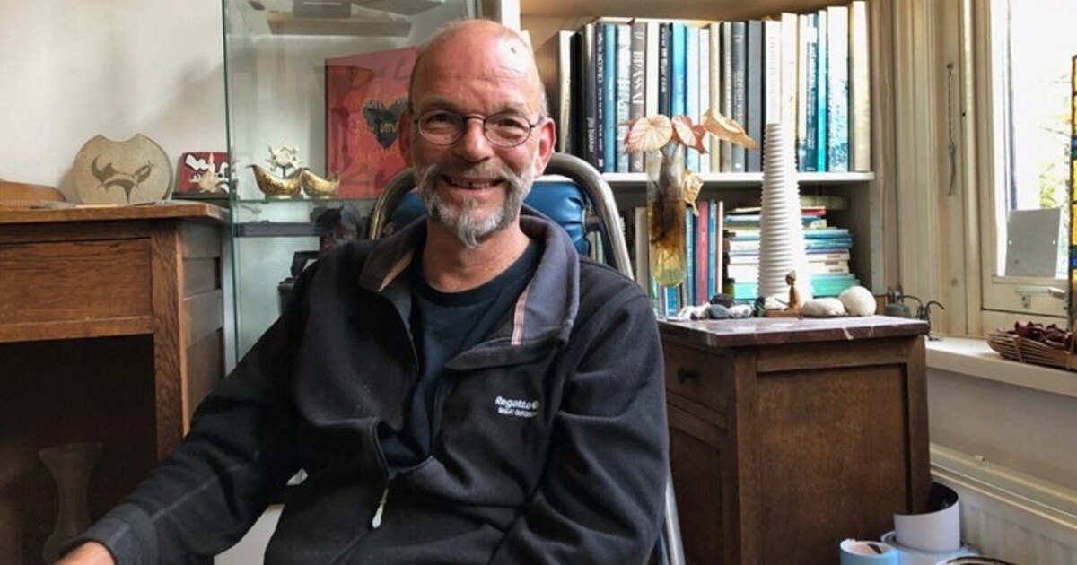 Al 40 jaar plakt ‘Frans de Plakker’ de binnenstad vol: ‘Posters maken ...