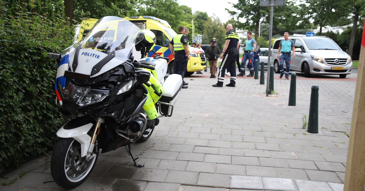 Motoragent botst met bestelbus tijdens uitvaartbegeleiding op ...