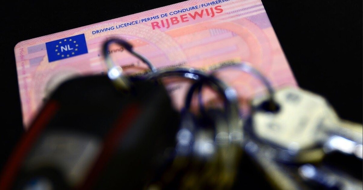 Hardleerse automobilist gebruikt lachgas achter het stuur en moet ...