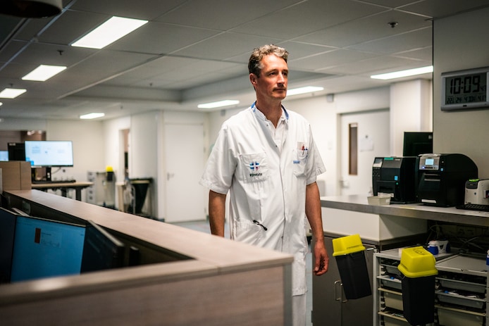 Arts Douwe helpt dronken jongeren op drukke Koningsdag: ‘Ouders vaak ...