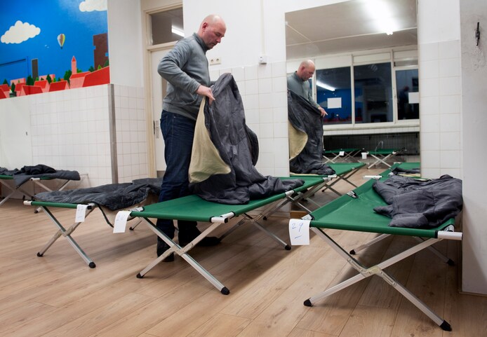 ‘Wil je koffie?’ Selfinus en Lize gaan langs bij mensen die buiten in ...