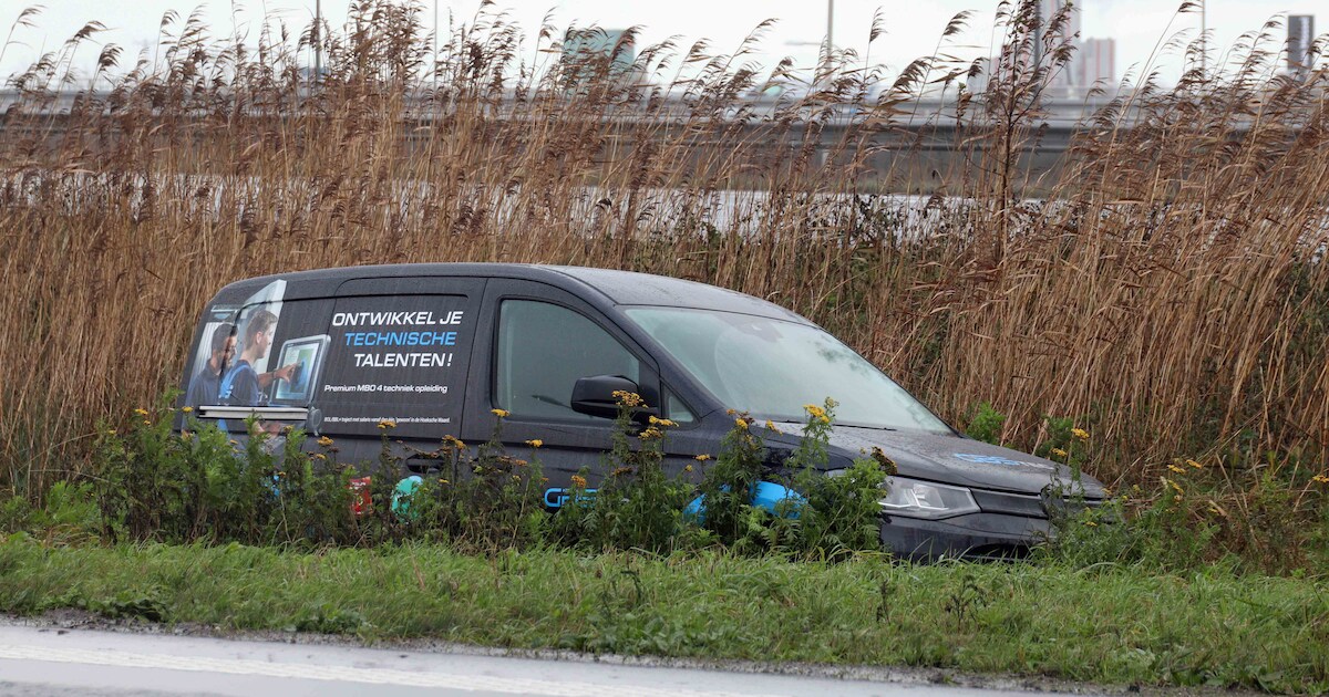 Opnieuw raak op Midden-Brabantweg: bestuurder vliegt met auto uit de ...