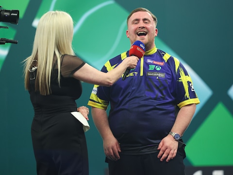 Luke Littler lacht fans uit na winst op WK darts: ‘Jullie fluiten me ...