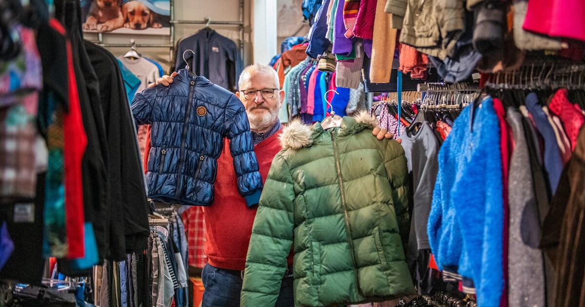 Kledingbank wint ‘Hartstikke Sociaal Bokaal’ | Alphen aan den Rijn | AD.nl