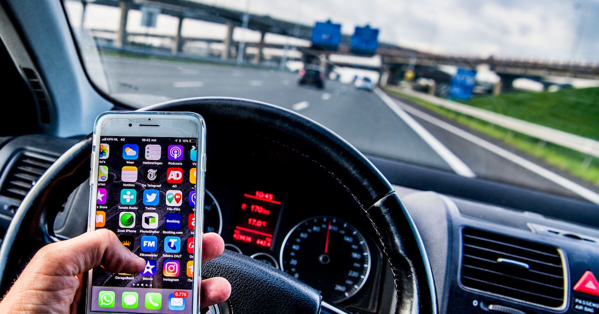 Vlak voor hij op file A15 knalt, zit automobilist met mobieltje te ...