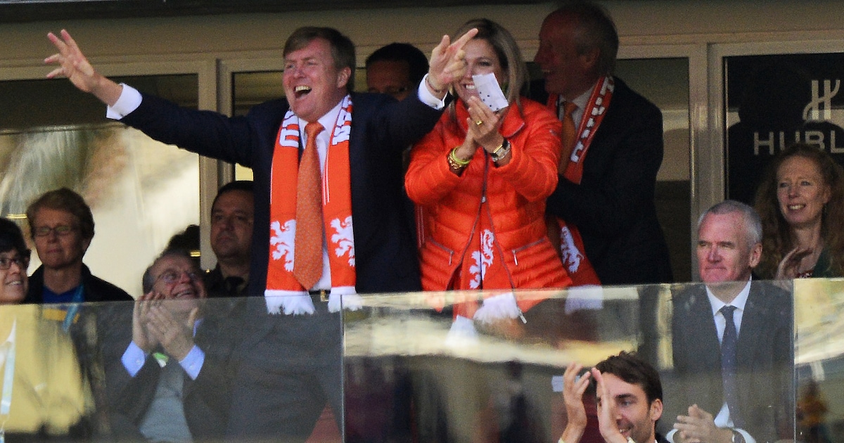 Koning kijkt Nederland-Japan met Japanse keizer: ‘Bijzonder moment ...