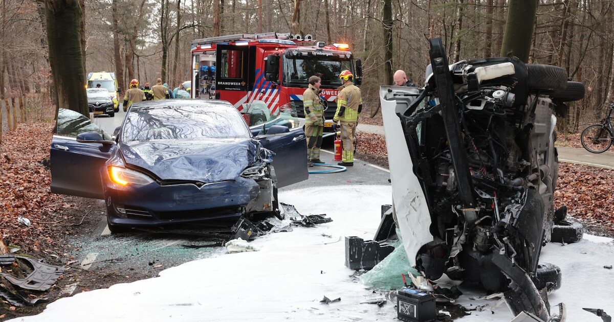 Auto belandt op z’n zijkant na frontale botsing in Driebergen ...