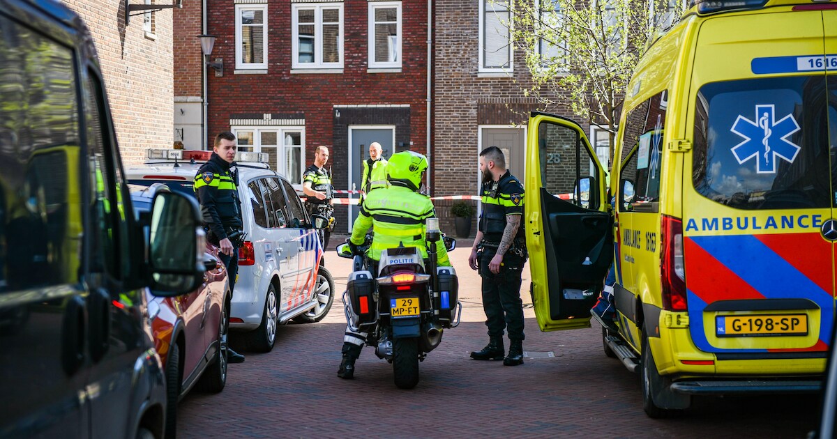 Automobilist botst tegen fiets, maar raakt daarna zelf gewond | Regio ...