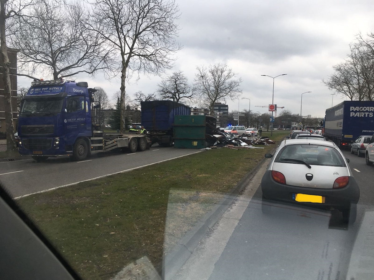 Container met bouwmaterialen van vrachtwagen gevallen op Karel de ...