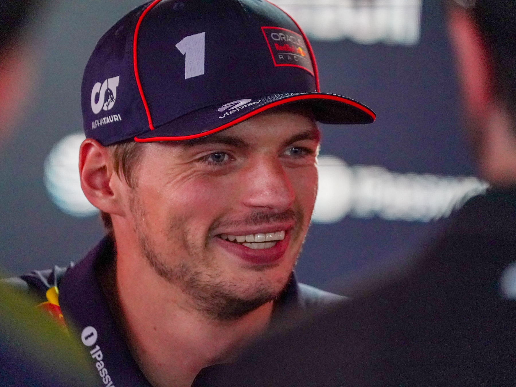 Max Verstappen pakt sensationele poleposition in Bakoe na chaotische kwalificatie met zes rode ...