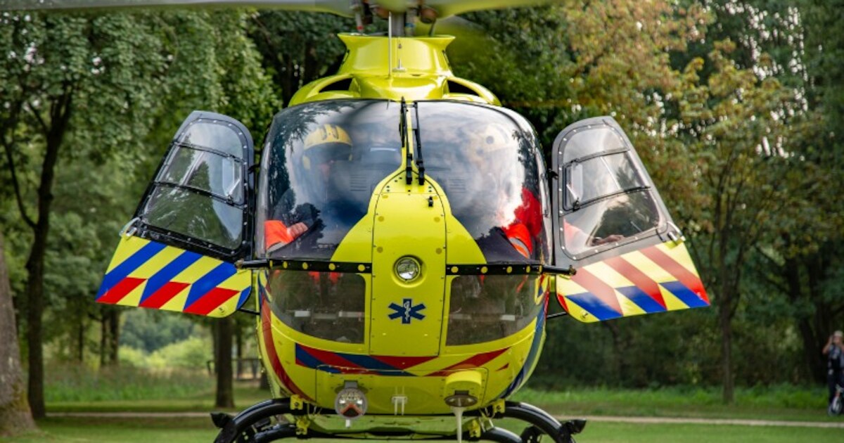Persoon te water op Rijksstraatweg in Hippolytushoef, traumaheli ...