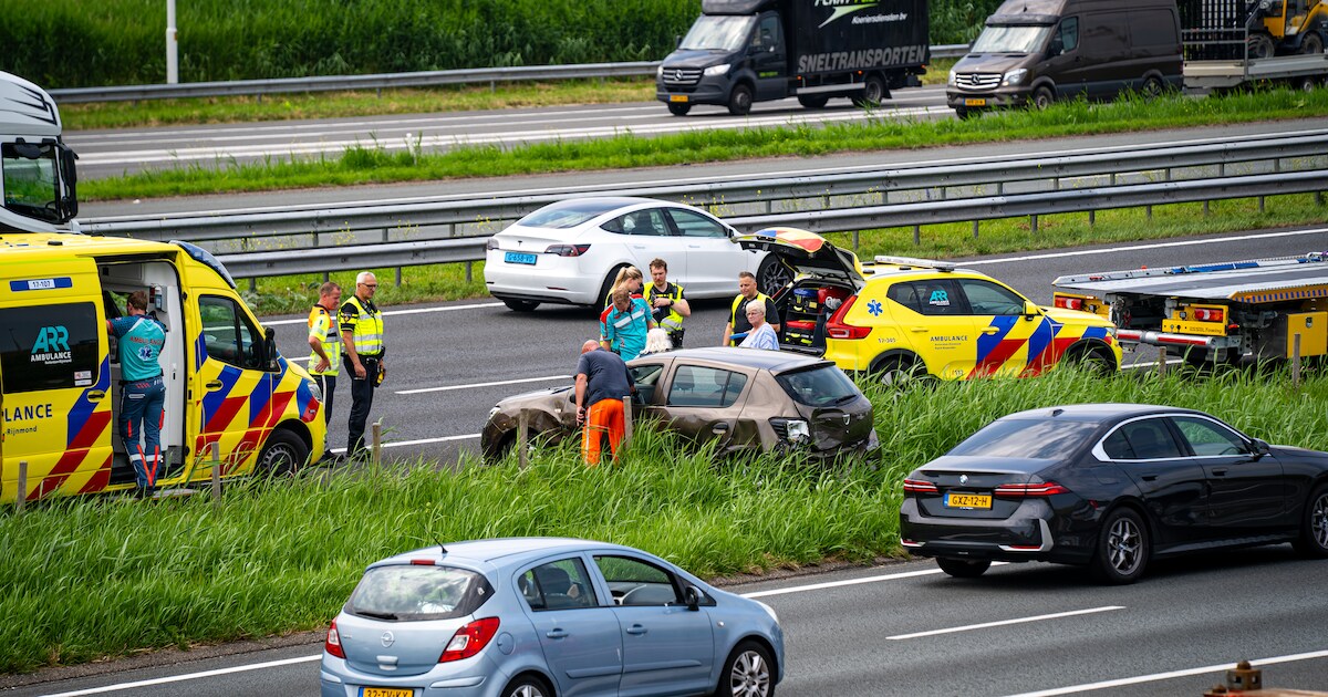 Gewonde bij ongeluk tussen twee auto's en vrachtwagen op A15 bij ...