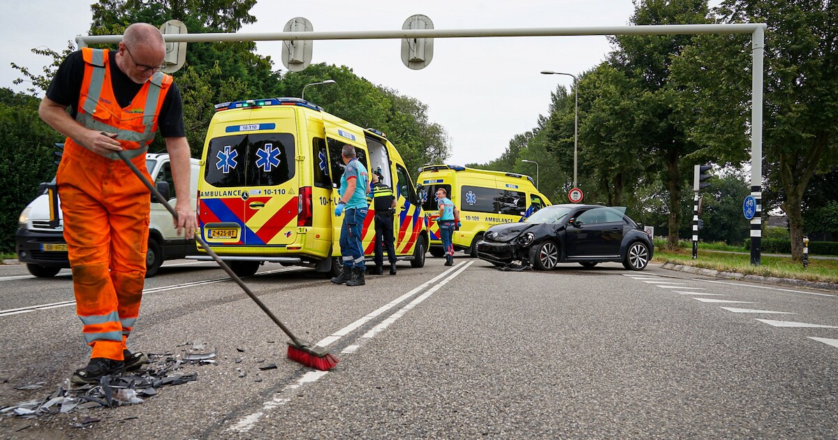 Drie gewonden bij frontale botsing tussen twee auto's op de N506 in Hem ...