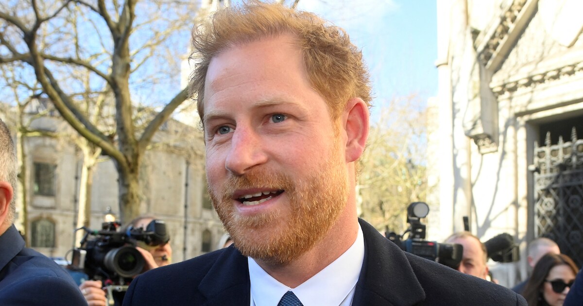 Prins Harry vandaag in rechtbank met Liz Hurley en Elton John om ...