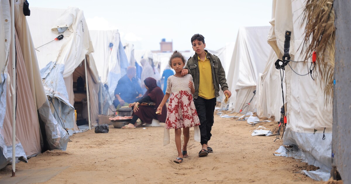 Haagse kunstenaar Lucas Thorik maakt kunst voor kinderen in Gaza | Den ...