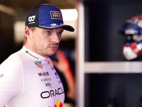 Max Verstappen wijst na teleurstellende kwalificatie met vinger naar ...