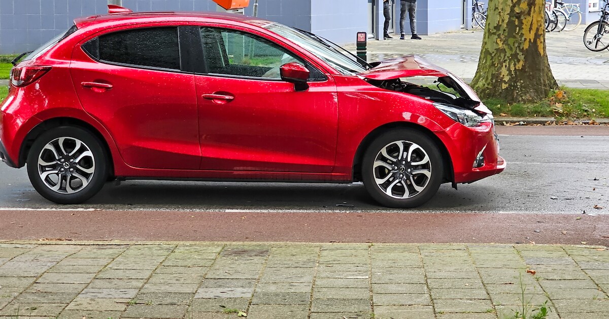 Auto in de kreukels na ongeluk in Dordrecht | 112 nieuws Dordrecht | AD.nl
