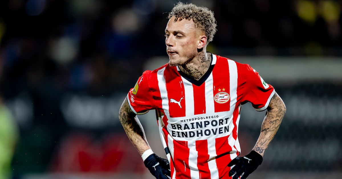 Noa Lang biedt bij PSV zijn excuses aan Luuk de Jong aan: ‘Zo praat je niet tegen een aanvoerder ...