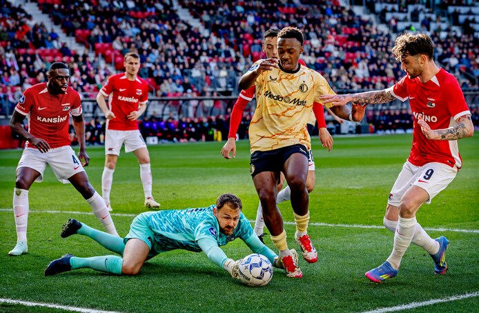 Robin van Persie laat drang om te domineren even los bij Feyenoord ...