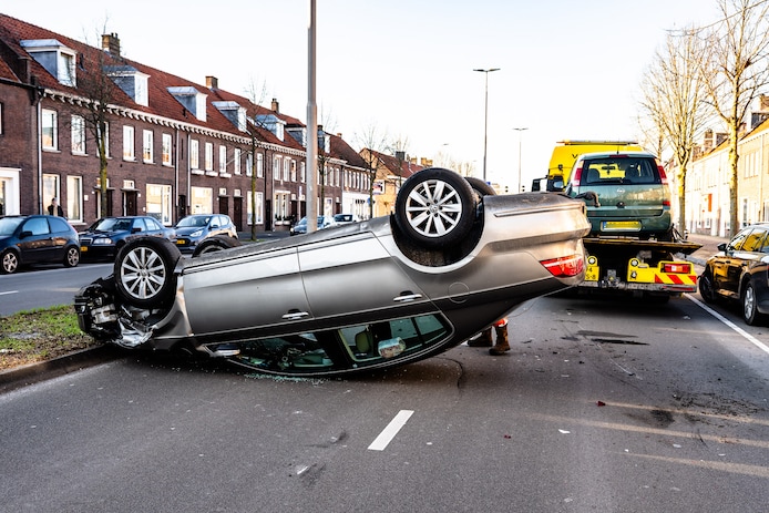 Auto slaat over de kop bij aanrijding op ringbaan Tilburg | Tilburg | AD.nl