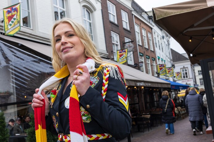 Oeteldonk-obsessie leidt tot gênante situatie voor Cleo in de ...