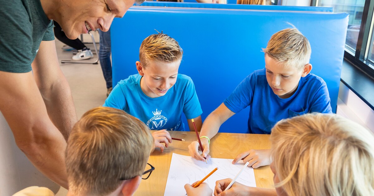 Leerlingen ISW Hoogeland duiken in de wereld van kleding | Westland | AD.nl