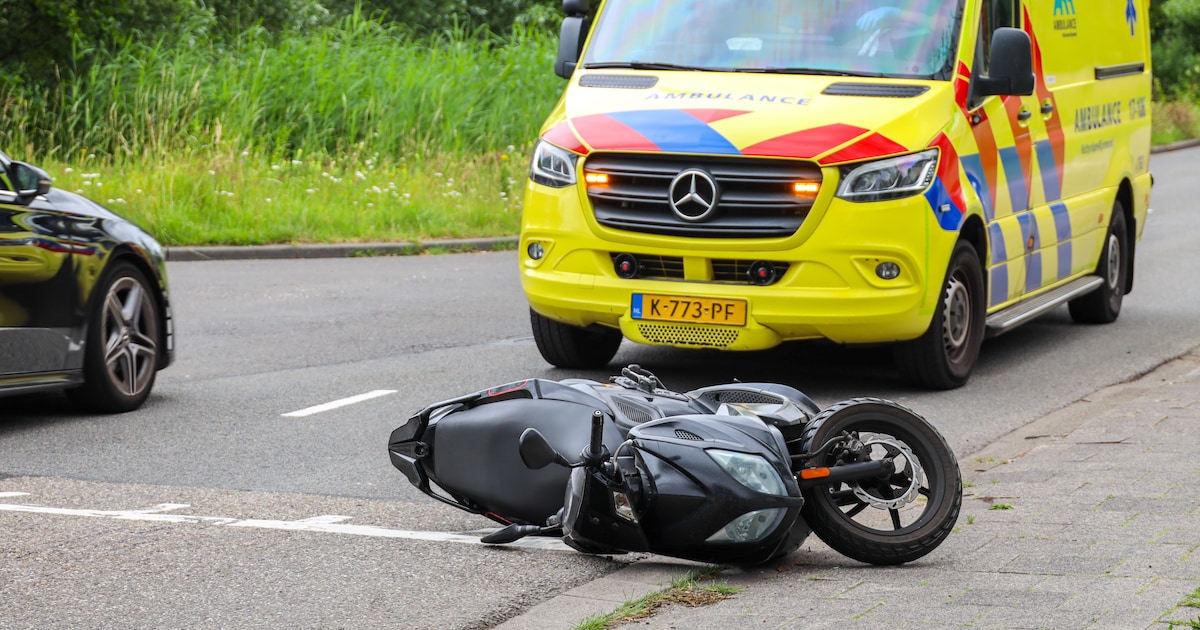 Botsing tussen auto en scooter op Lilian Ngoyiweg in Rotterdam | Regio ...