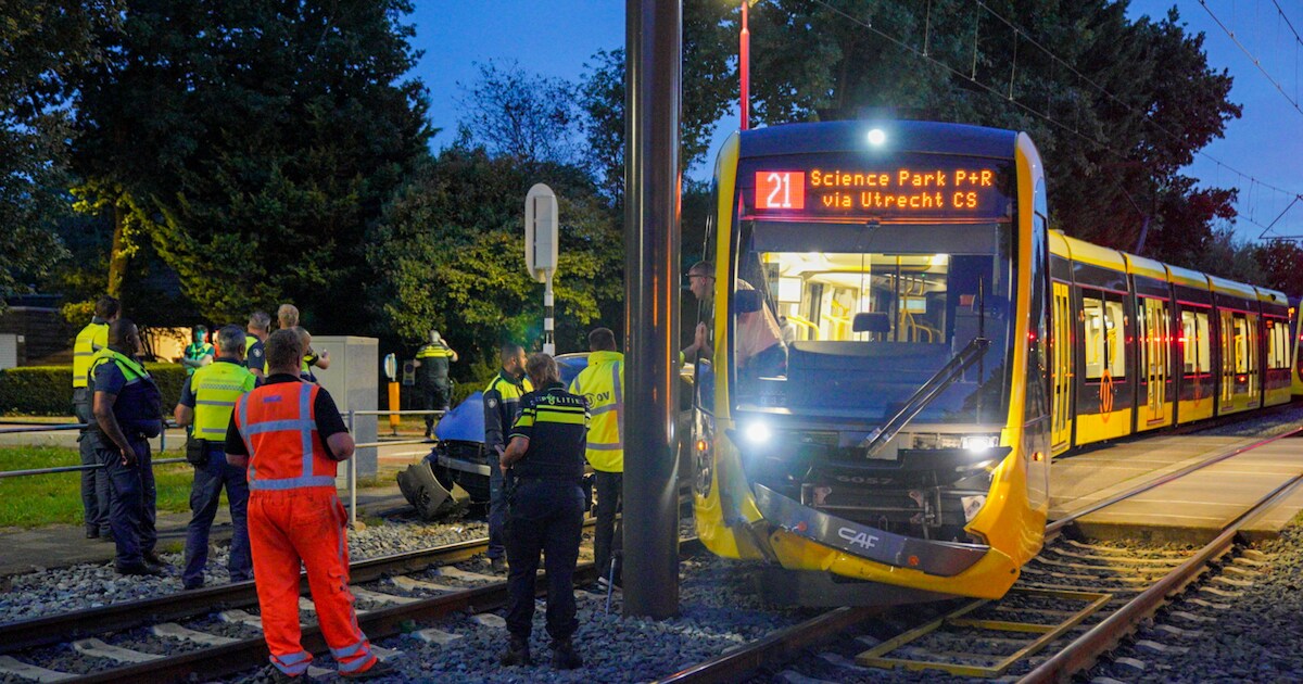 Auto en tram botsen in Nieuwegein: tramverkeer ligt stil | Regio | AD.nl