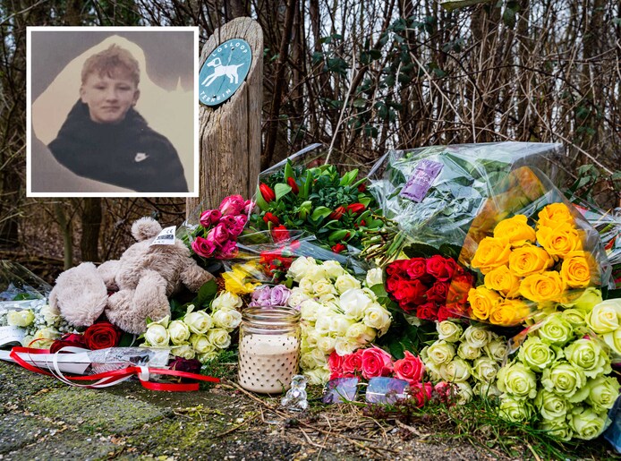 Vrienden, familie en klasgenoten bewijzen laatste eer aan Joni (13), die omkwam bij steekpartij ...