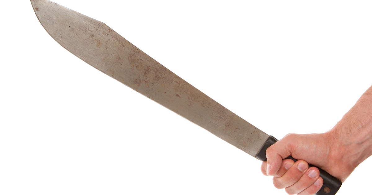 Als hij begint te zwaaien met de machete, belt ze 112: ‘Ik word hier ...