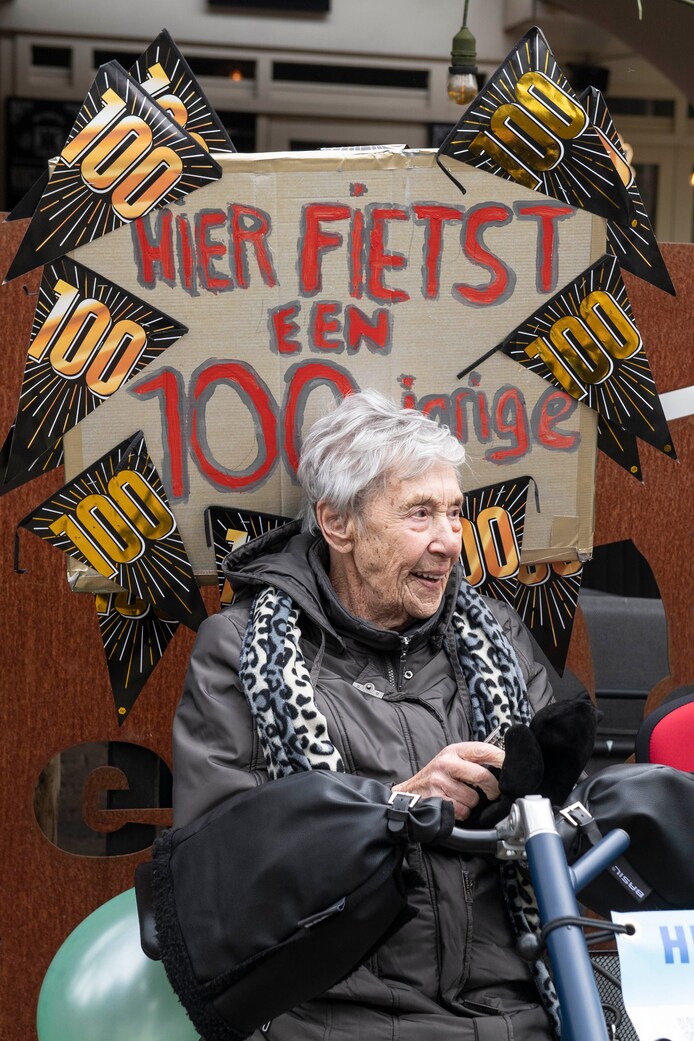 Verrassingstocht voor 100-jarige Bredase: fietsrit met ballonnen en ...