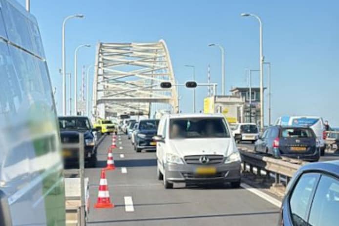 Grote vertraging op de A27 door ongeval op Merwedebrug | Gorinchem | AD.nl