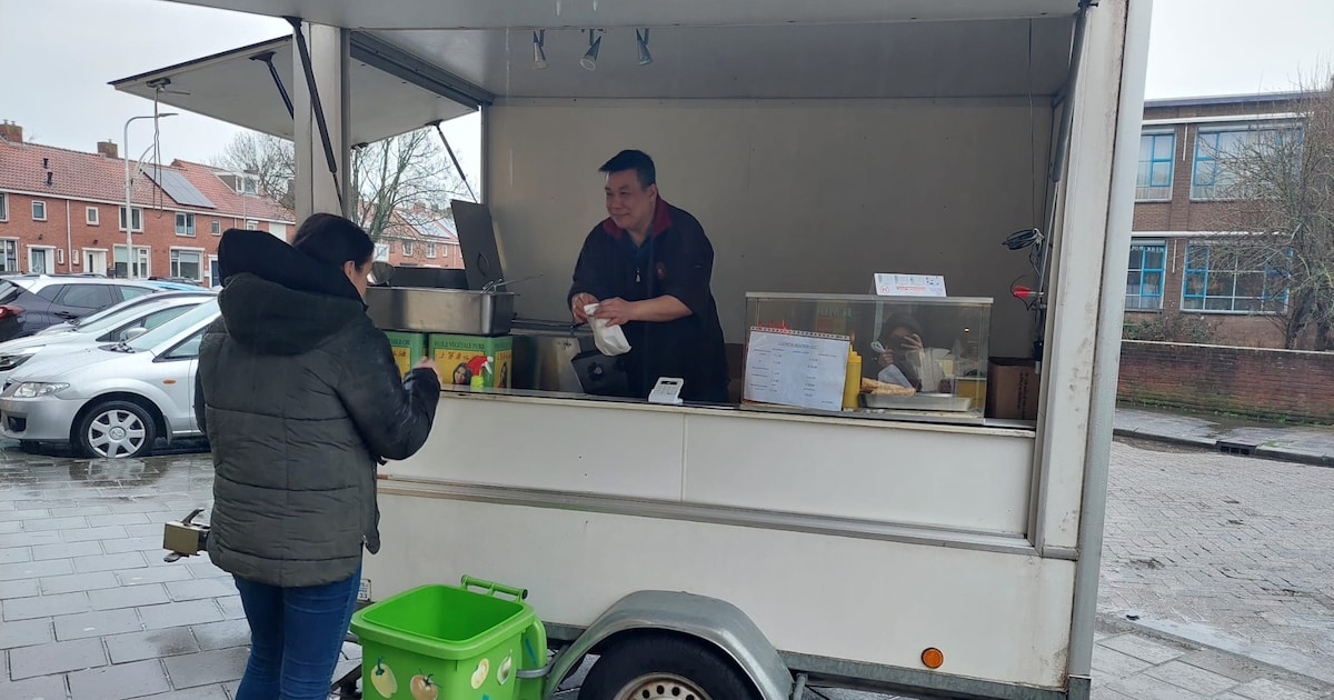 Loempiakraam van Sliedrecht weer open, maar zoon Chinh Nguyen staat er ...