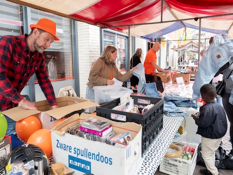 Bezoekers kunnen struinen langs tweedehands kleding en hapjes op ...