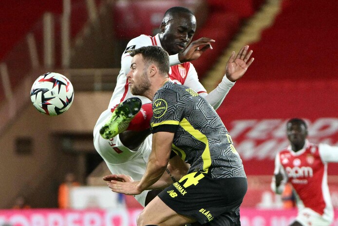 Oud-PSV'er Jordan Teze krijgt rood bij AS Monaco na roekeloze tackle ...