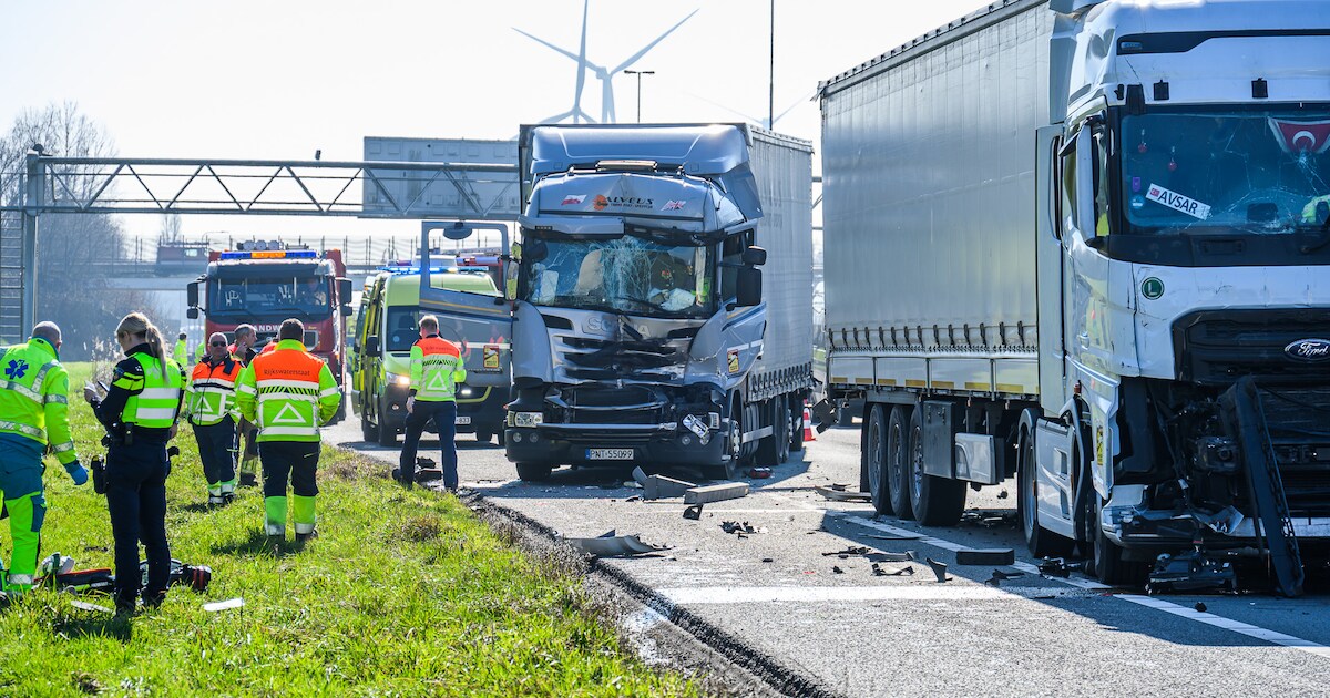 Drie vrachtwagens botsen en raken zwaar beschadigd op de A16 bij Breda | Breda | AD.nl