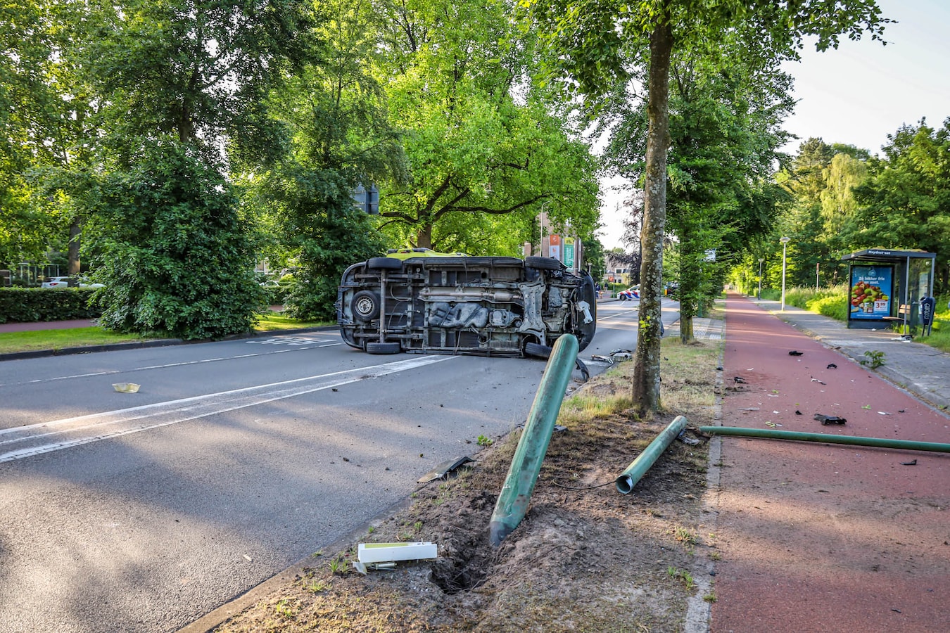 Bestelbus op zijn kant na botsing tegen paal op de Heiligenbergerweg in ...