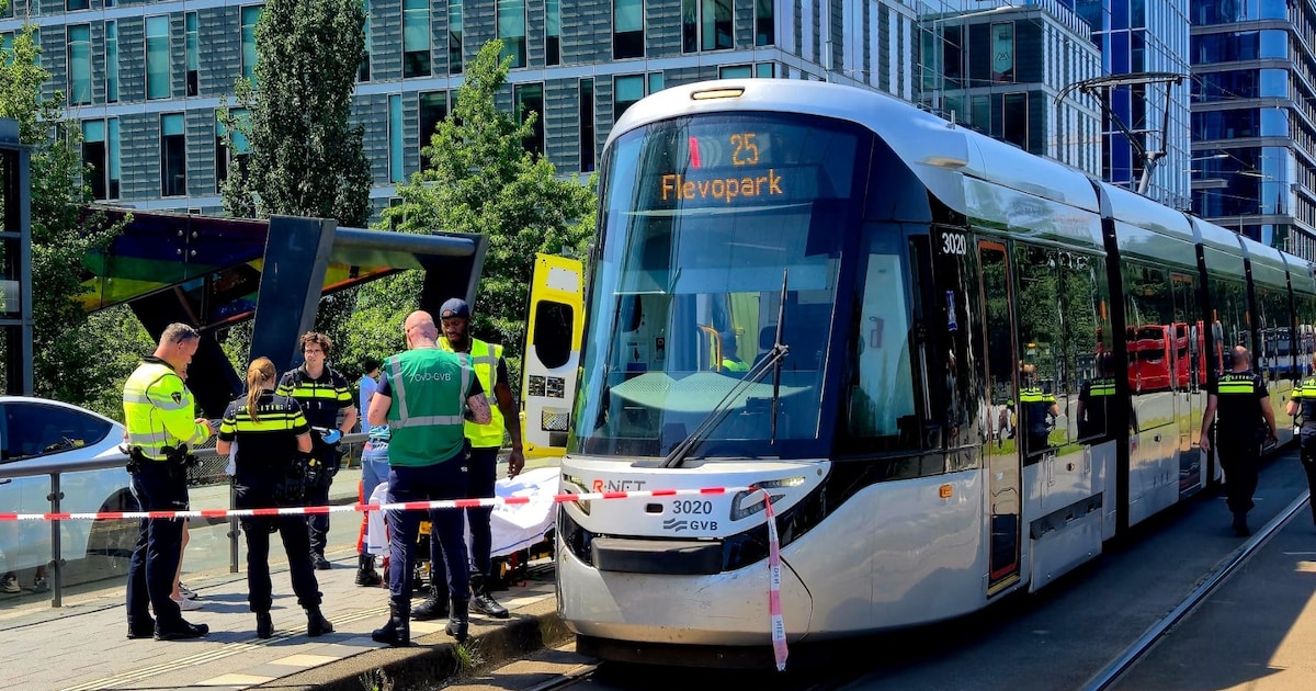 Minderjarig persoon raakt gewond bij botsing met tram in Amsterdam ...