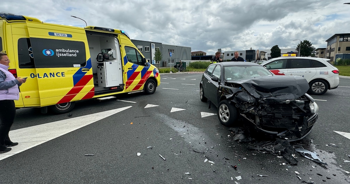 Grote schade na botsing tussen twee auto’s op kruising in Raalte | 112 nieuws Raalte | AD.nl