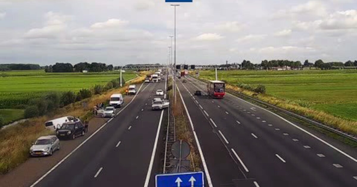 A27 bij Noordeloos anderhalf uur dicht door botsing tussen meerdere auto's | Rivierenland | AD.nl