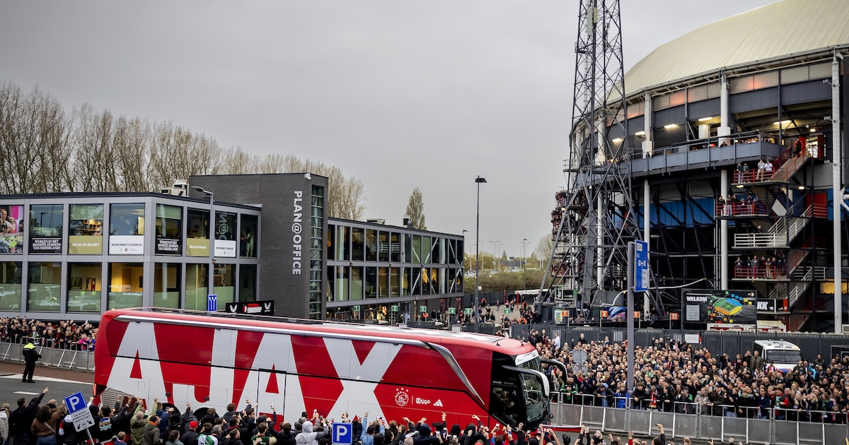 Meerdere aanhoudingen voor afsteken van vuurwerk rond aankomst Ajax-bus ...