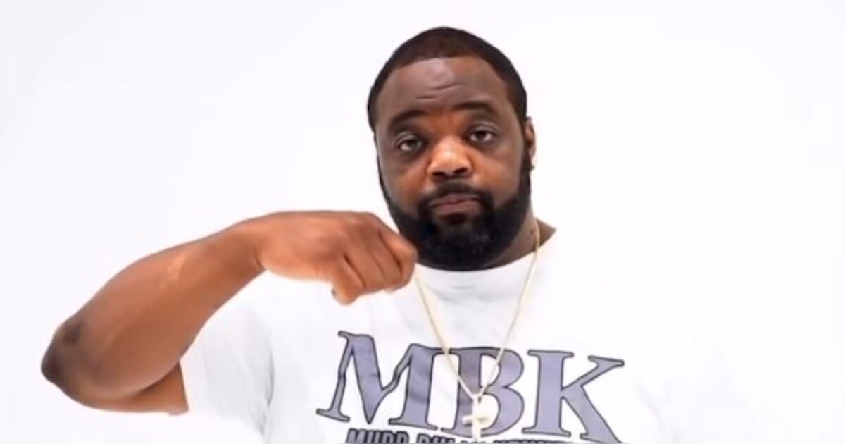 Amerikaanse rapper Big Pokey zakt plots in elkaar tijdens optreden en ...