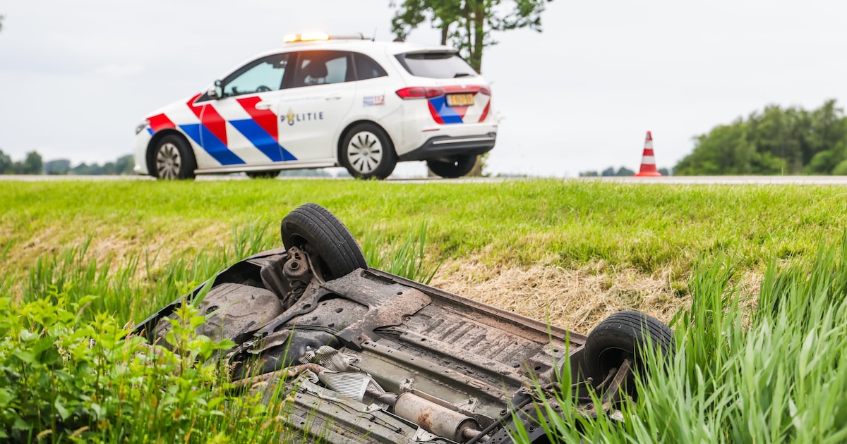Auto belandt op de kop in sloot bij Tijnje | Regio | AD.nl