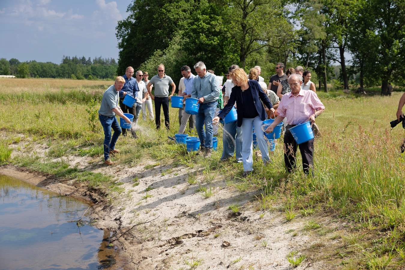 Megaklus van 30 jaar zit erop: riviertje stroomt weer als vanouds langs ...