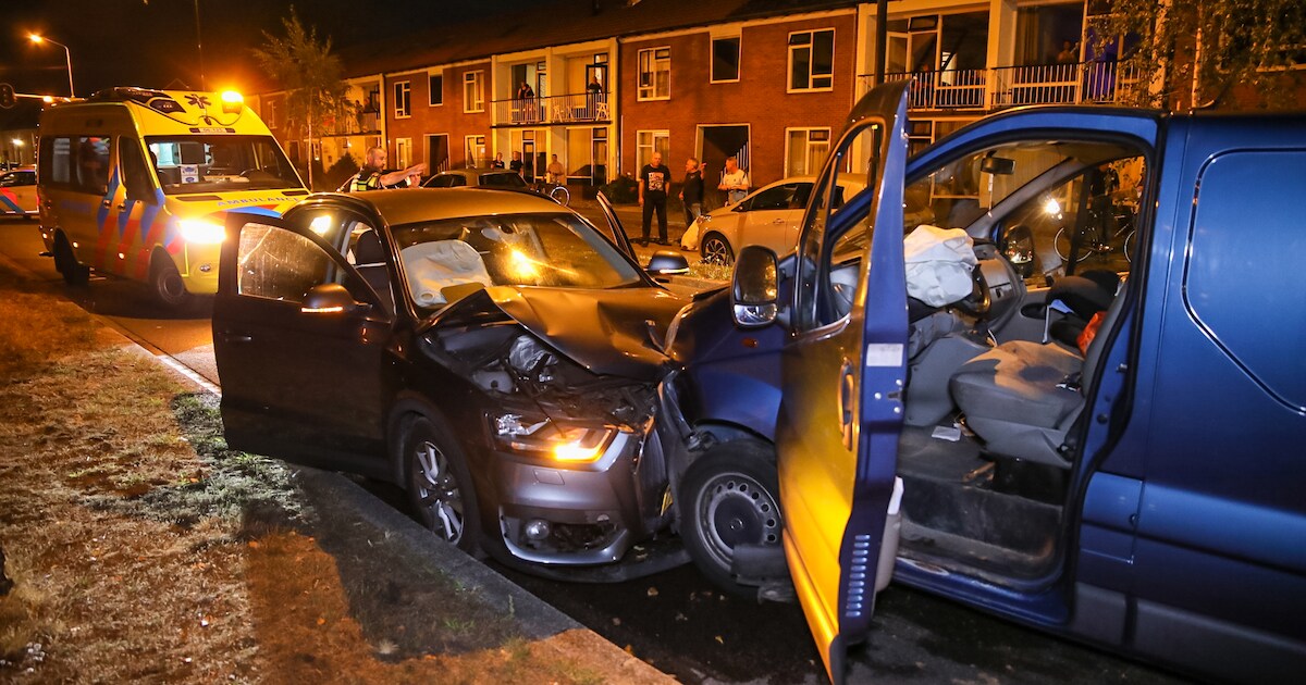 Busje komt op verkeerde weghelft terecht in Apeldoorn en botst frontaal op auto | Apeldoorn | AD.nl