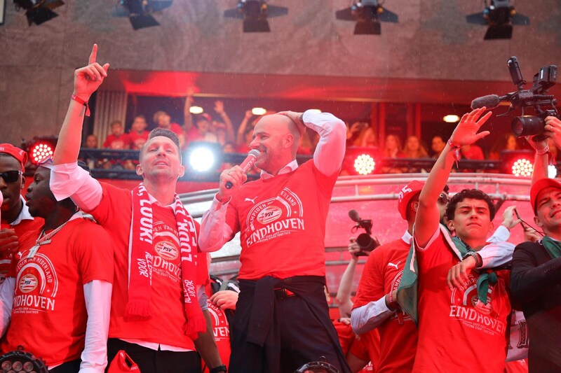 Bekijk hier de hoogtepunten van de huldiging van PSV in een feestelijk ...