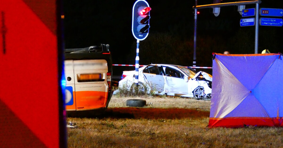 Vrouw (22) uit Berghem overleden bij botsing tussen bestelbus en auto ...