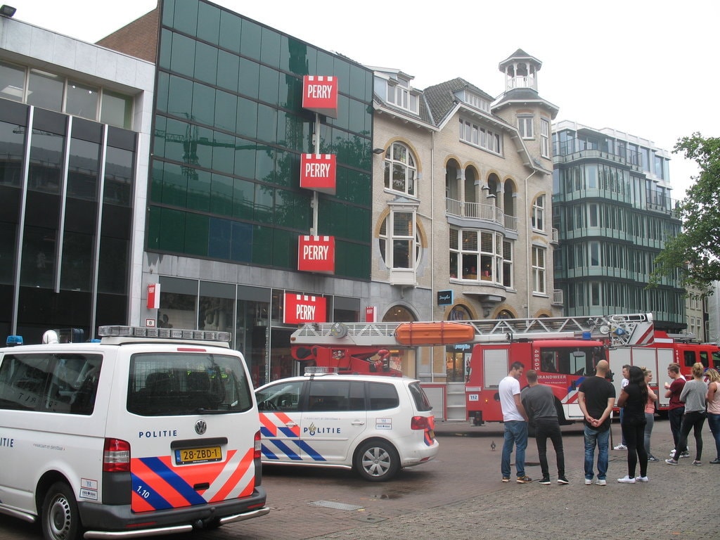 Brandweer ontruimt Perry Sport op Vredenburg | Foto | AD.nl