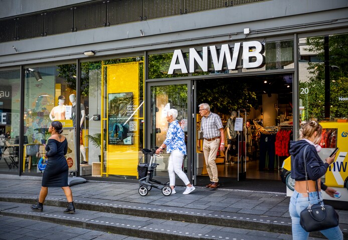Snel nog even een routekaart of vignet bij de ANWB-winkel halen? Ze ...